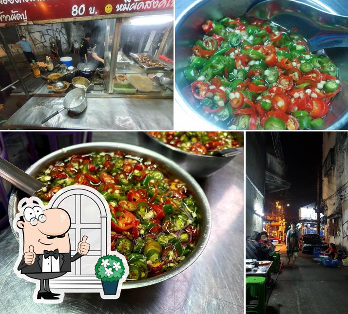 Talad Noi Crab Fried Rice, Bangkok - Restaurant menu, prices and reviews